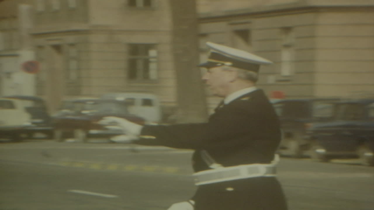 Indslag i Legestue: Politibetjent | Dansk Kulturarv