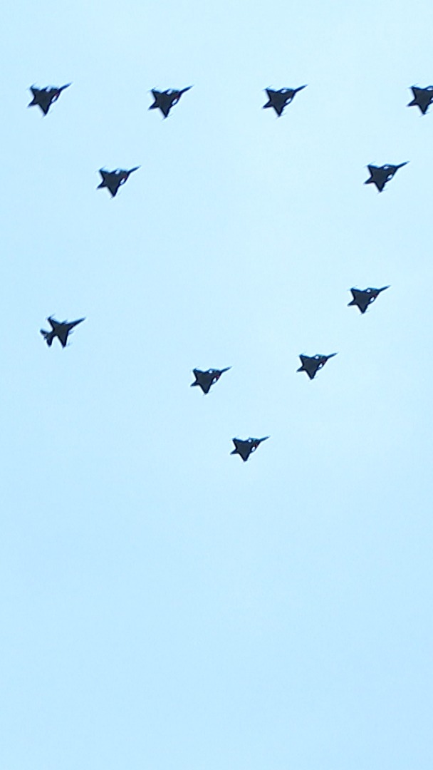 Kampfly flyver i juletræsformation over Danmark | DR