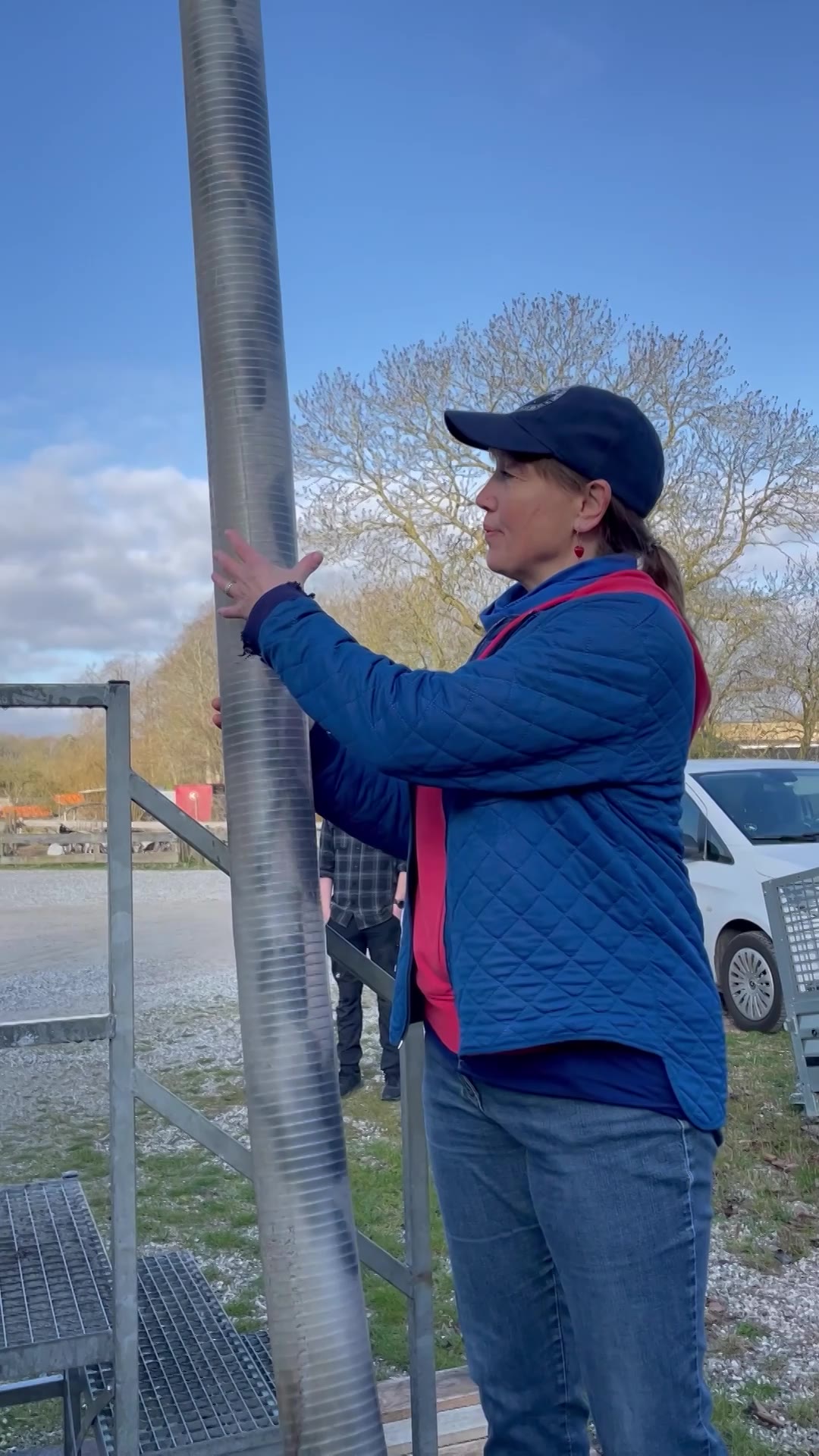 Med en slags støvsuger bliver fiskene sluppet fri | DR